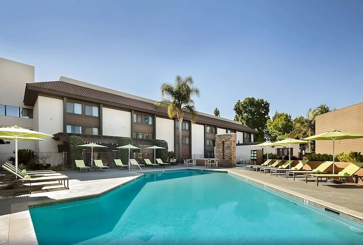 Affordable Getaway! 2 Posh Units, W/ Outdoor Pool! - Santa Clara, CA