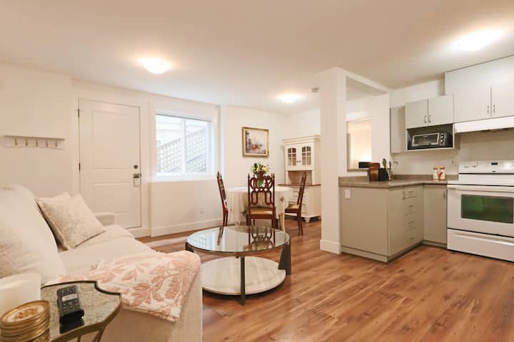 5 Star Stay-suite Plus Breakfast - West Vancouver