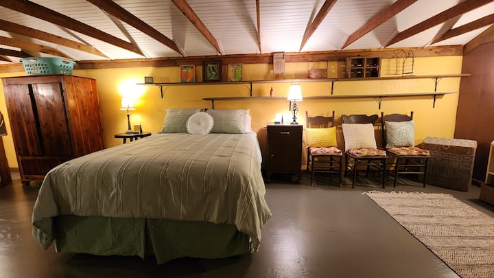 Chicken & Cat Folk Art Cottage - Louisiana