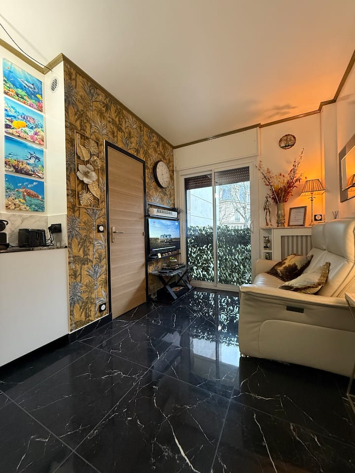 *Studio Cosy * En Meublé Detourisme  *2*  éToiles* - Paris