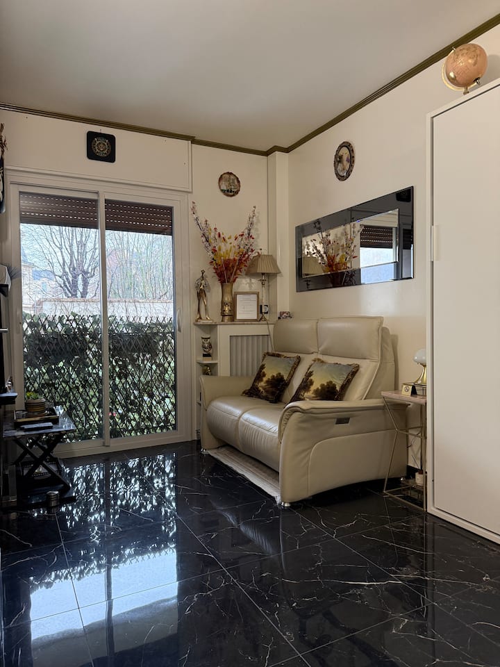 *Studio Cosy * En Meublé Detourisme  *2*  éToiles* - Paris 8e Arrondissement