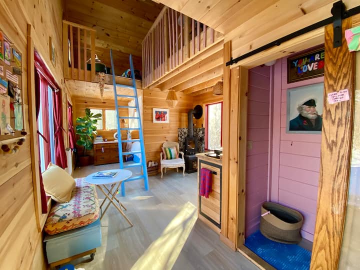 Unique, Colorful Off-grid Cabin - Maine