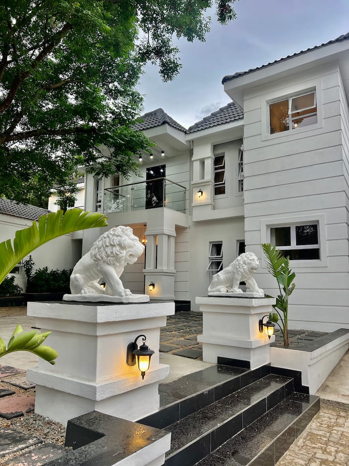 Luxurious Swimming Pool View Apartment In Randburg - Sandton