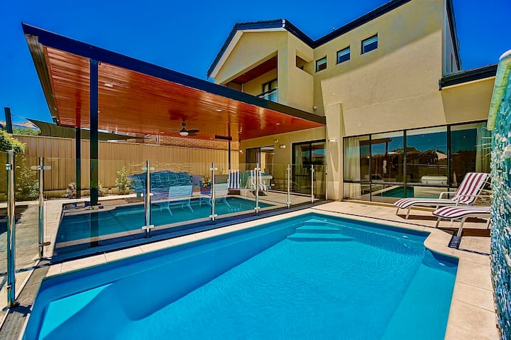 Luxury Villa W Pool & Spas
5 Bedrooms - Perth