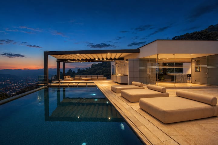 Luxury Skyline Villa With Pool - Medellín