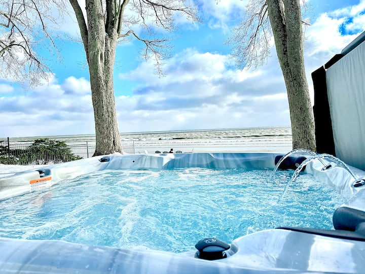 Hot Tub Waterfront Estate- 2 Houses! Sleeps 14 - Crystal Beach