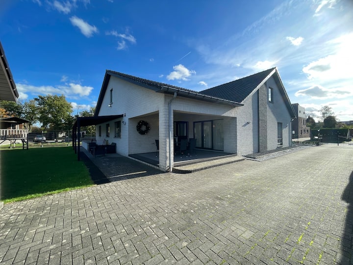 Villa 35 Maasmechelen - Zeer Ruime Woning - As