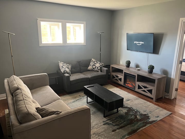 An Entire Unit With 2 Beds - Windsor