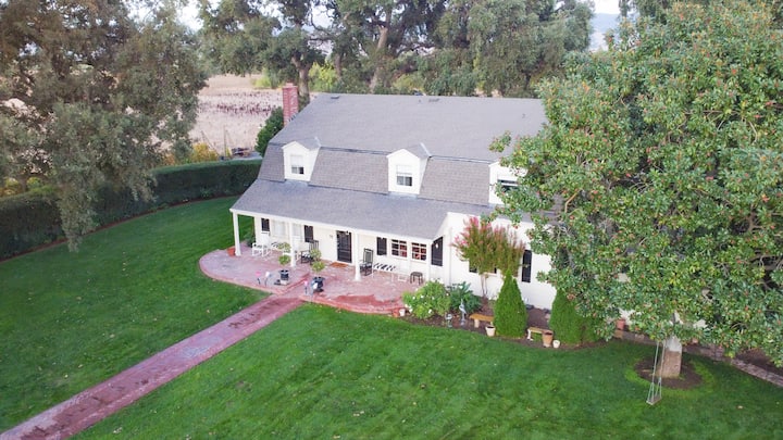6 Bedroom Wine Country Escape • Hot Tub • Views - Gilroy, CA