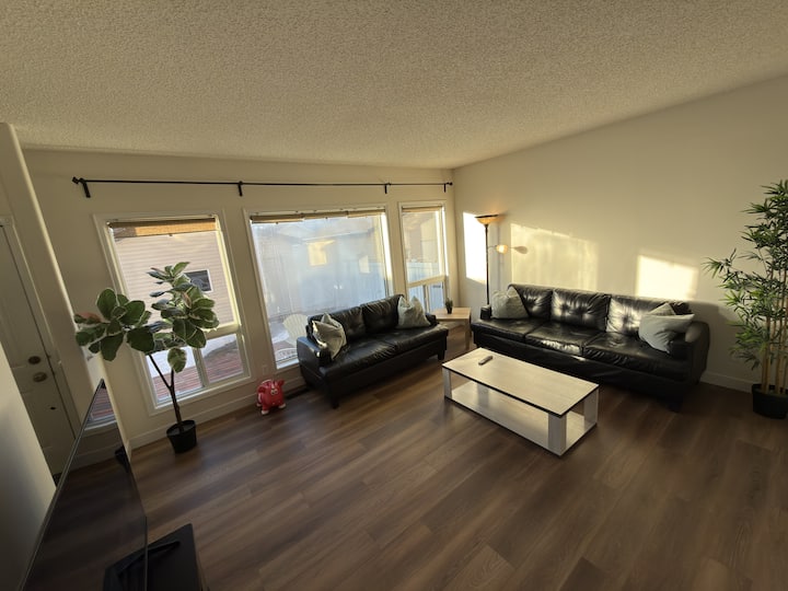 Spacious & Private Retreat Near West Edmonton Mall - Edmonton