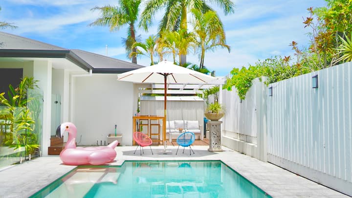 Modern Poolside Suite With Private Outdoor Retreat - Gold Coast