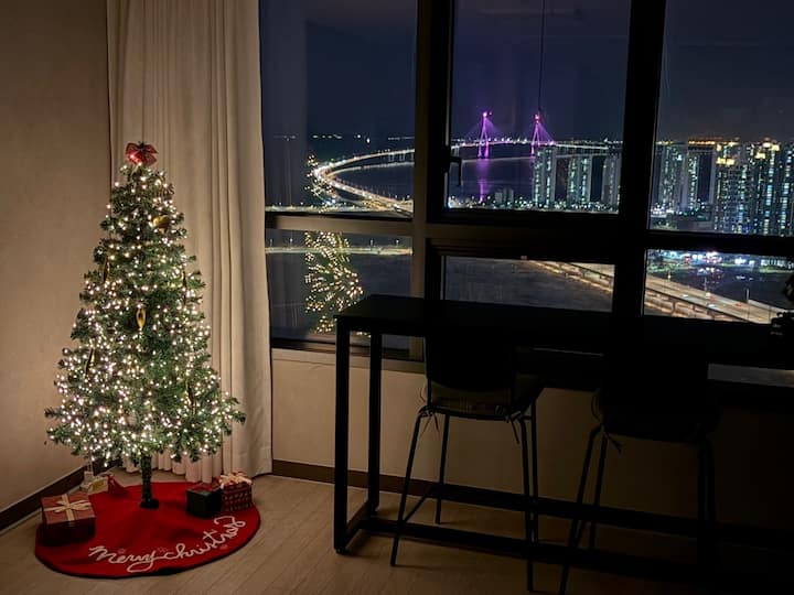 [인천대교뷰/새 매트리스 교체완료] 호텔식의 모던한 펜트하우스 - 송도동