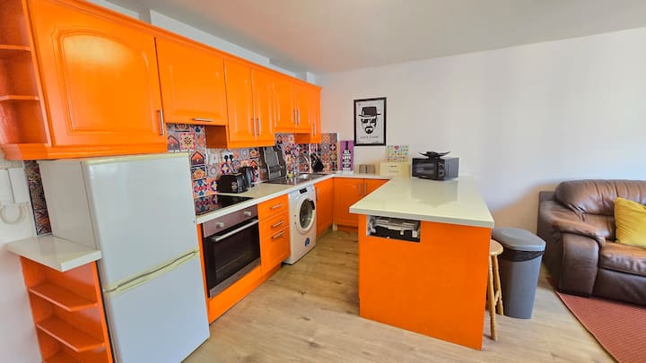 Colourful City Centre Hideaway, Sleeps 6 - Galway