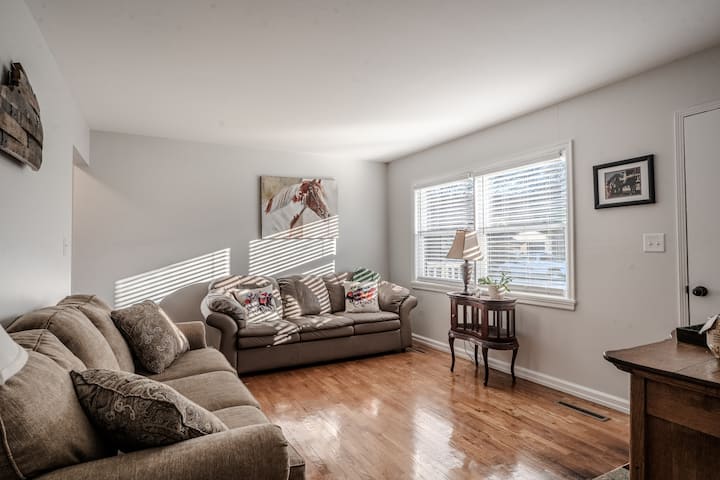 The Bourbon Nest 
4 Bedroom/1.5 Bath 
8 Guest - Frankfort, KY