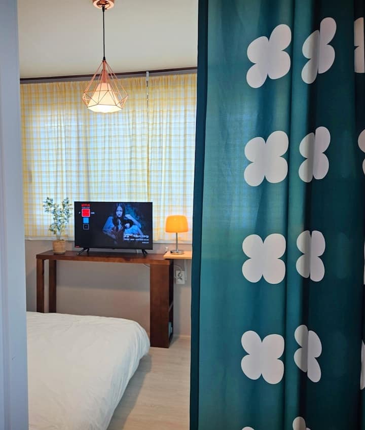 강릉중심가 조용한 독채2층
/도보여행/감성숙소/야외데크*최적위치*집앞주차 - 江陵