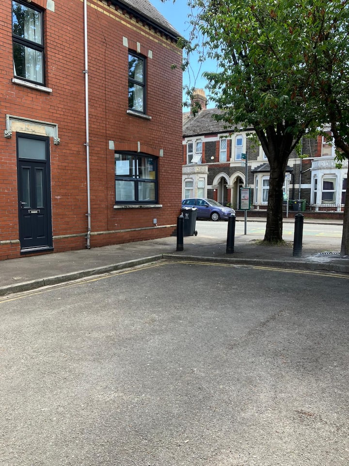 Sleeps 14 Cardiff City Centre - Cardiff