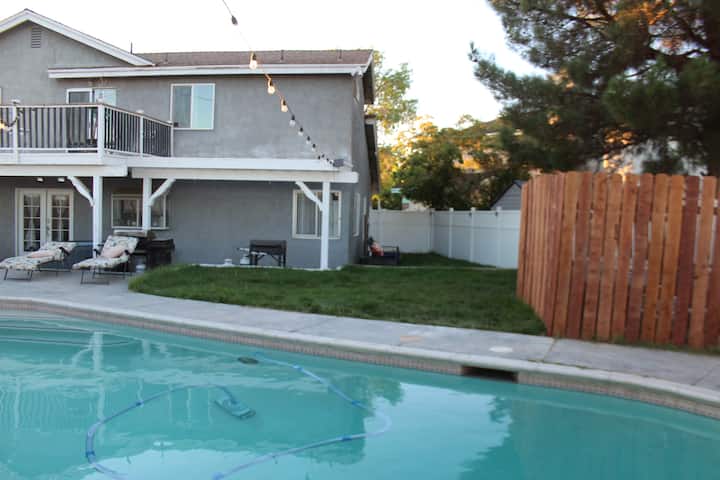 Spacious. Basketball. Backyard. Laundry Room. - Lancaster, CA