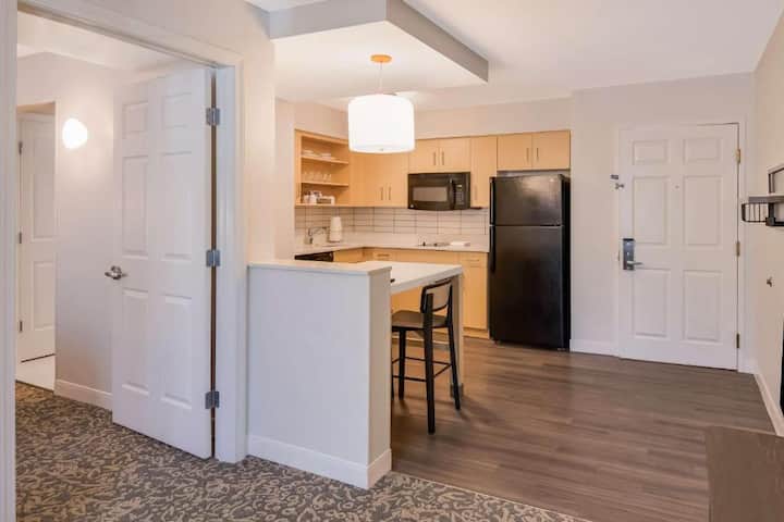 Vacation Is Calling! Near Strazzula! Pool! - Andover, MA