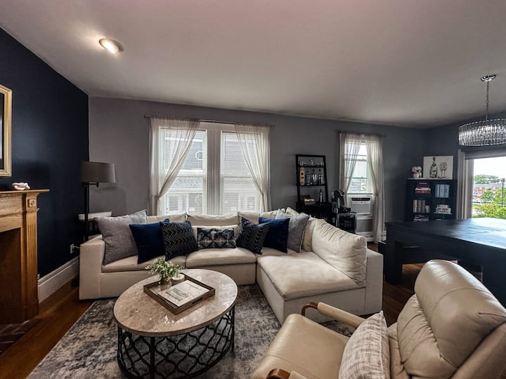 Southie Condo-by Subway-bring Pets-pool Table - Roslindale - Boston