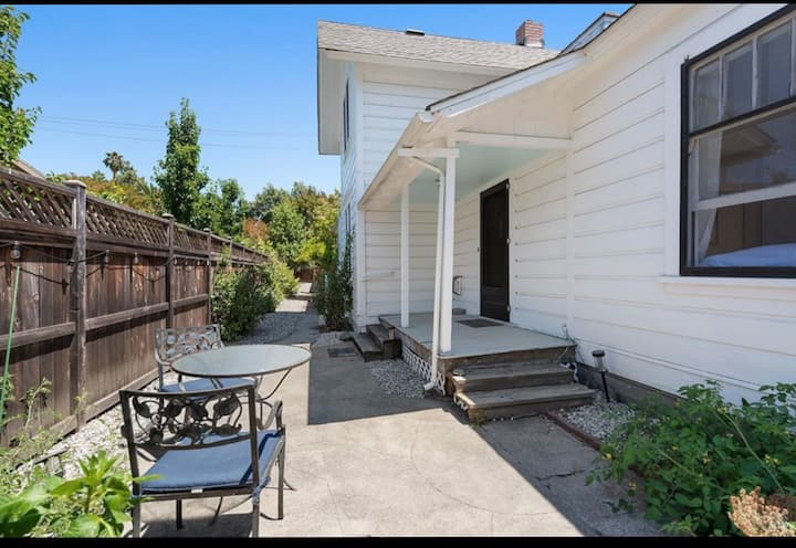 Burbank Gardens Victorian Farmhouse 1 Bed /1 Bath - Santa Rosa, CA