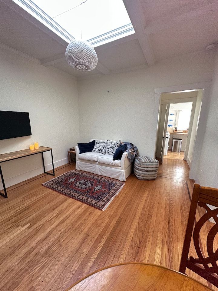 Burbank Gardens Victorian Farmhouse 1 Bed /1 Bath - Santa Rosa, CA