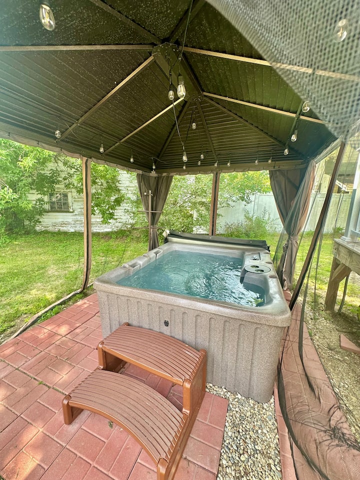 Modern Downtown Escape Hottub Fire Pit Games 12ppl - Keene, NH