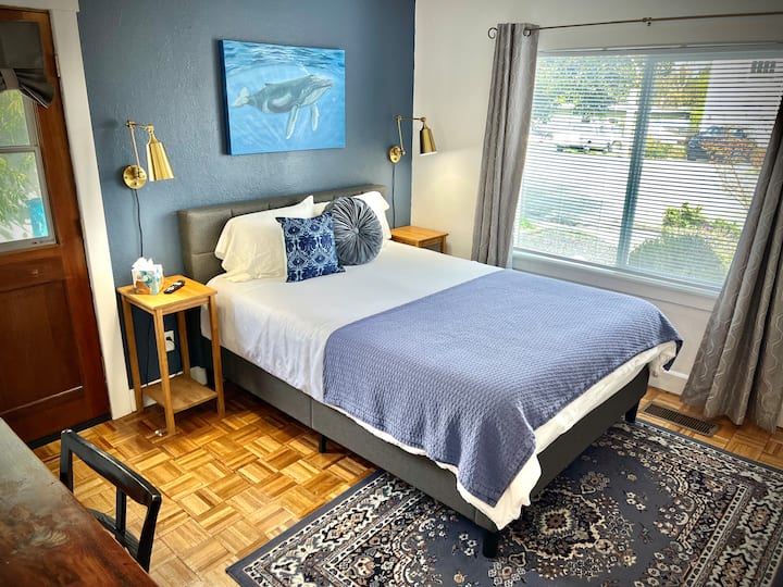 The Blue Room~ Self Checkin & Private Entrance - Eureka, CA