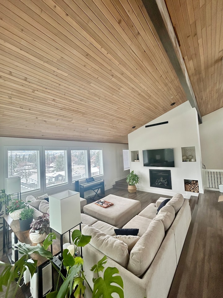 Private Oasis W/ Heated Pool, Hot Tub & Views - Kelowna