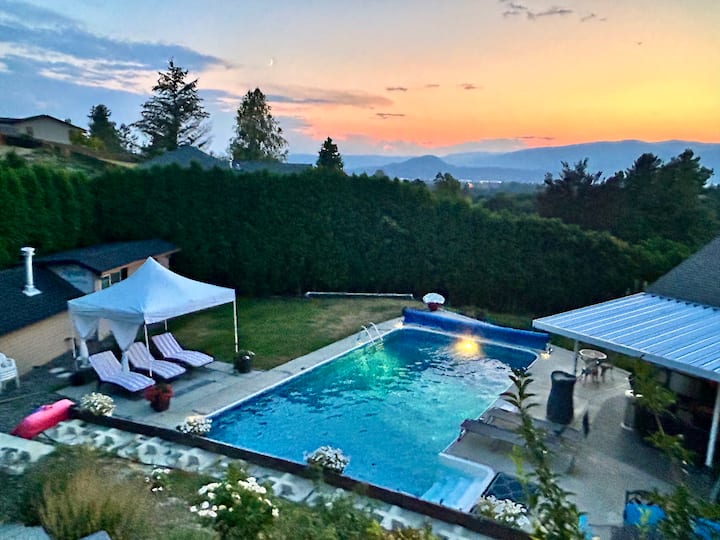 Family Retreat With Heated Salt Pool + Hot Tub - Kelowna