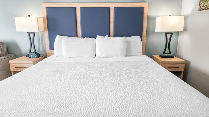 Upscale Downtown King Room · Breakfast & Parking - Eugene, OR