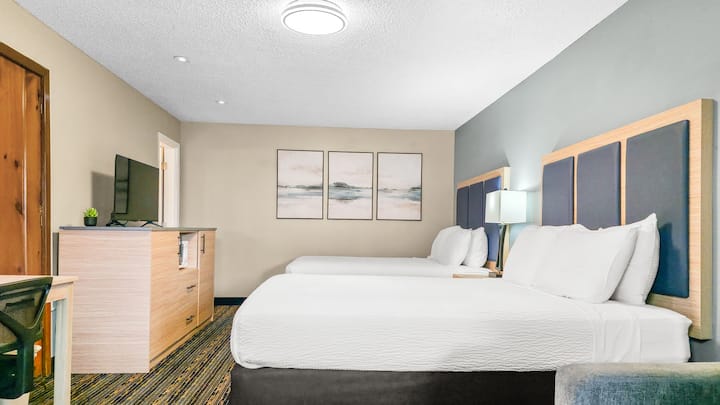 Spacious 2 Queen Beds · Free Parking & Breakfast - Eugene, OR