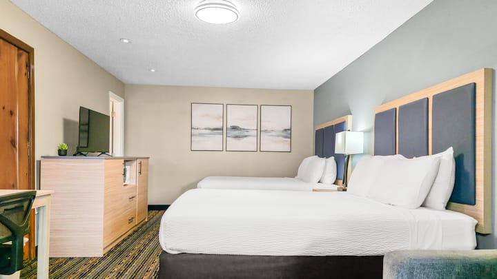 Upscale 2 Queen + Sofa Suite · Breakfast & Parking - Eugene, OR