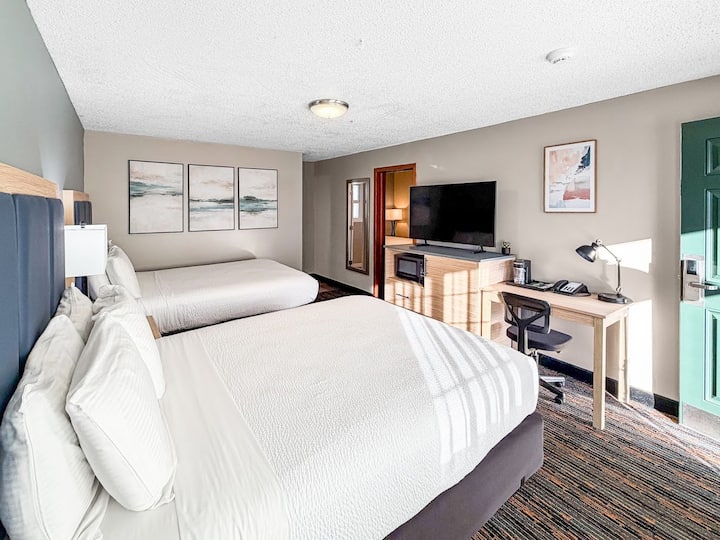 Large 3 Queen Suite · Perfect For Groups + Parking - Eugene, OR