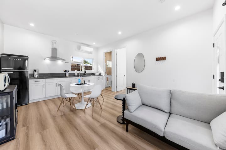 * 2b1b New Backhouse Close Pasadena Universal - Monrovia, CA