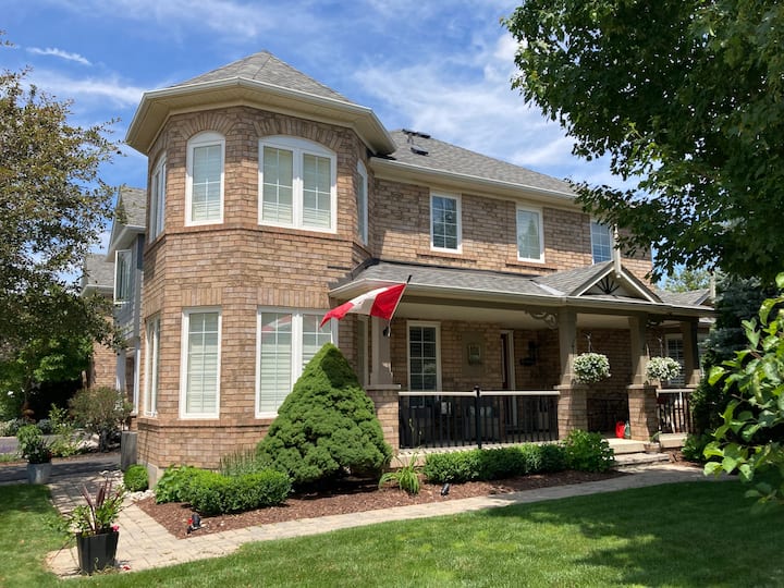 Charming Executive Townhome - Oakville