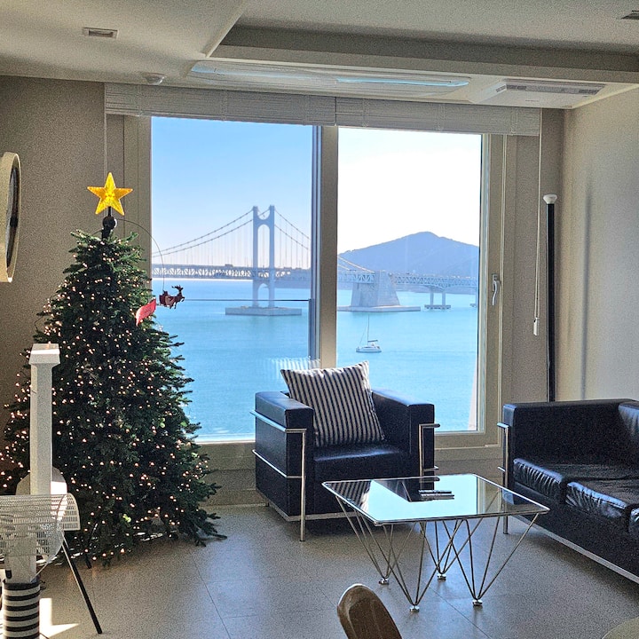 영업신고등록숙소*완벽한광안대교오션뷰* 방2개+거실1*퀸침대 3개무료주차 - Busan