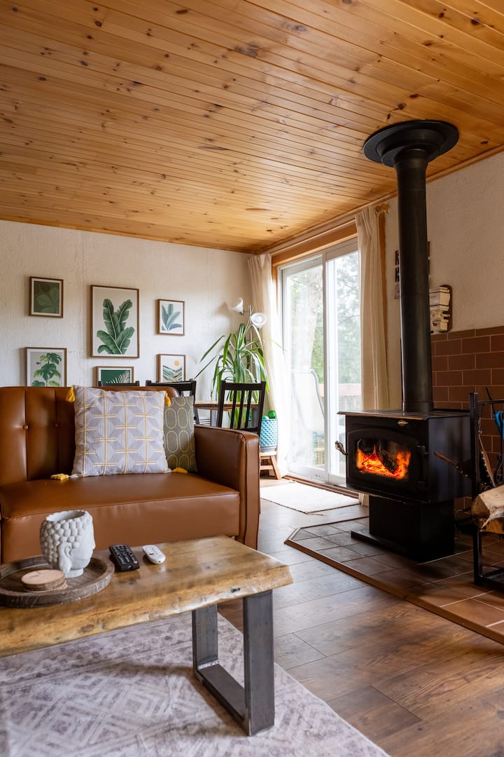 Cozy Little Lakefront Cottage With Outdoor Patio - Lac-Simon