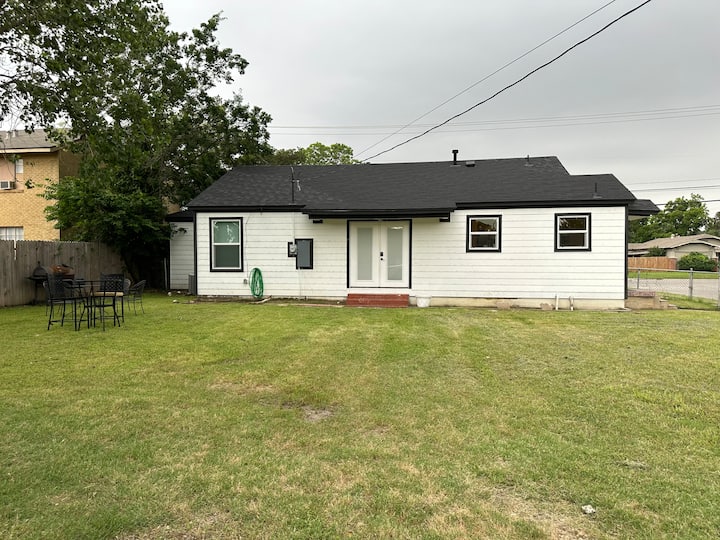 Small Cozy House - Stop 6 - Fort Worth