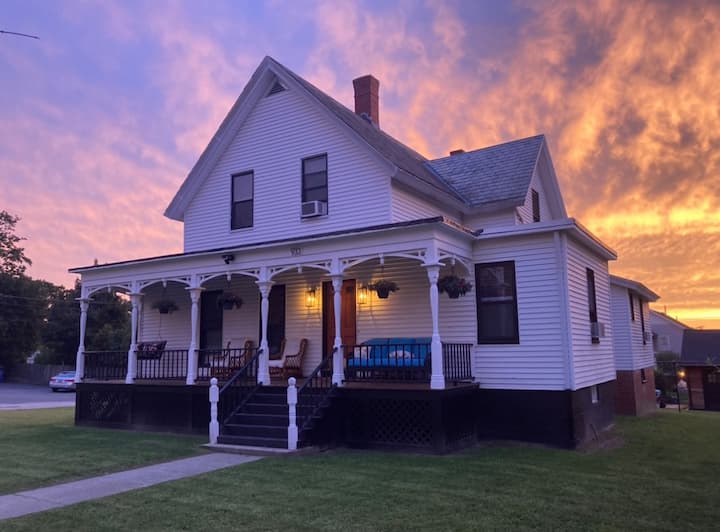 John Clarke House- Whole House- 5 Bedrooms- 9 Beds - Bristol, RI