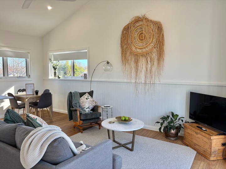 Brand New, Private Oasis In Best St - Wagga Wagga