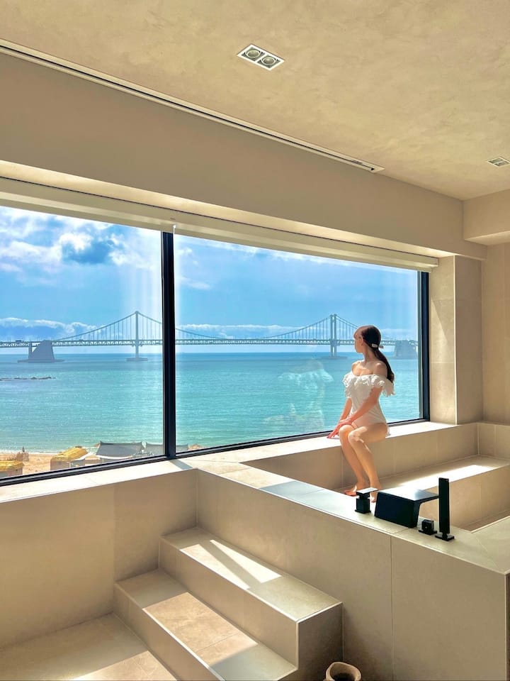 #광안대교 정면뷰# 45평#해변3초#드론쇼명당#침실3개 침대4개 #감성숙소# - Busan