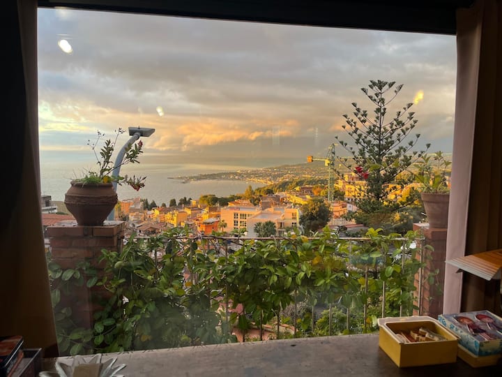 House "Scacciapensieri" Taormina Little Museum - Taormina