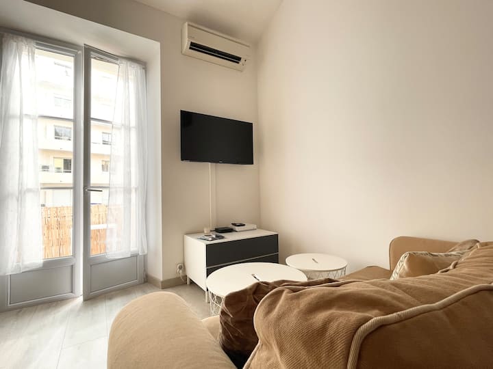 Le Mer-veilleux 3* : Centre Ville, Clim & Face Mer - Le Lavandou