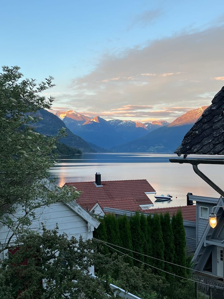 Stryn - Stort Hus Ved Vannet Med Fjell Utsikt - Innvik