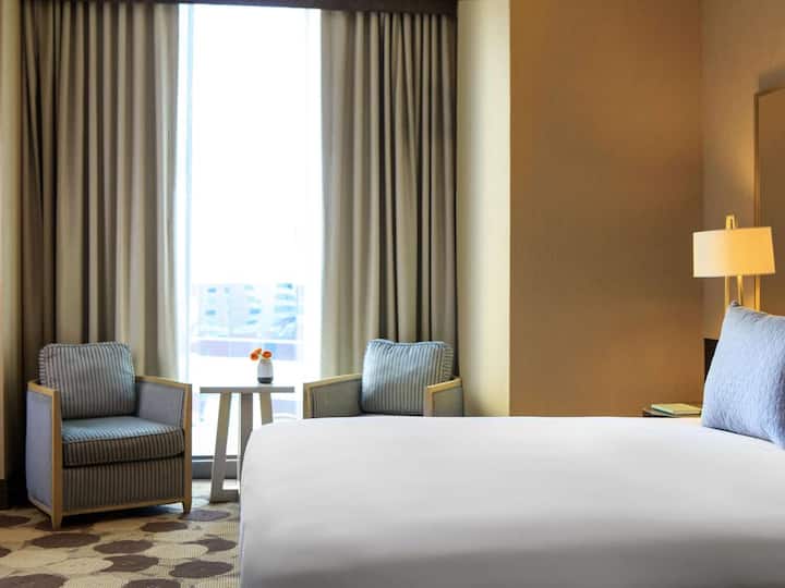 Comfort And Convenience! Pet-friendly, Indoor Pool - Chicago, IL