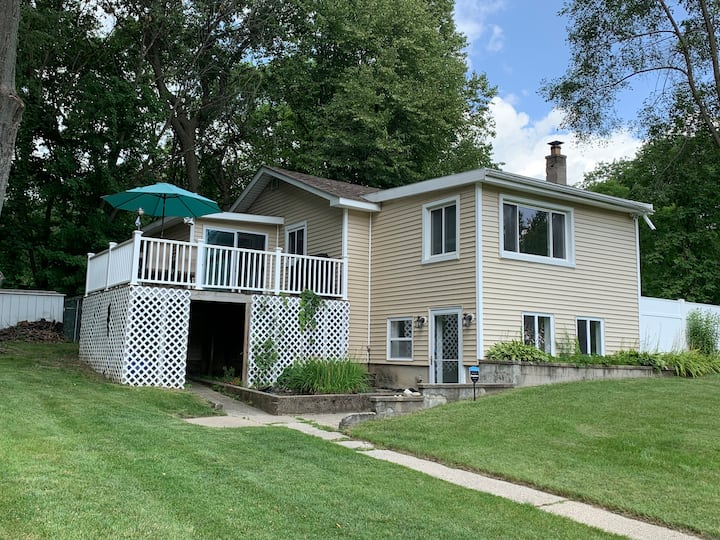 Country Charmer In The Woods By The Water - Brighton, MI