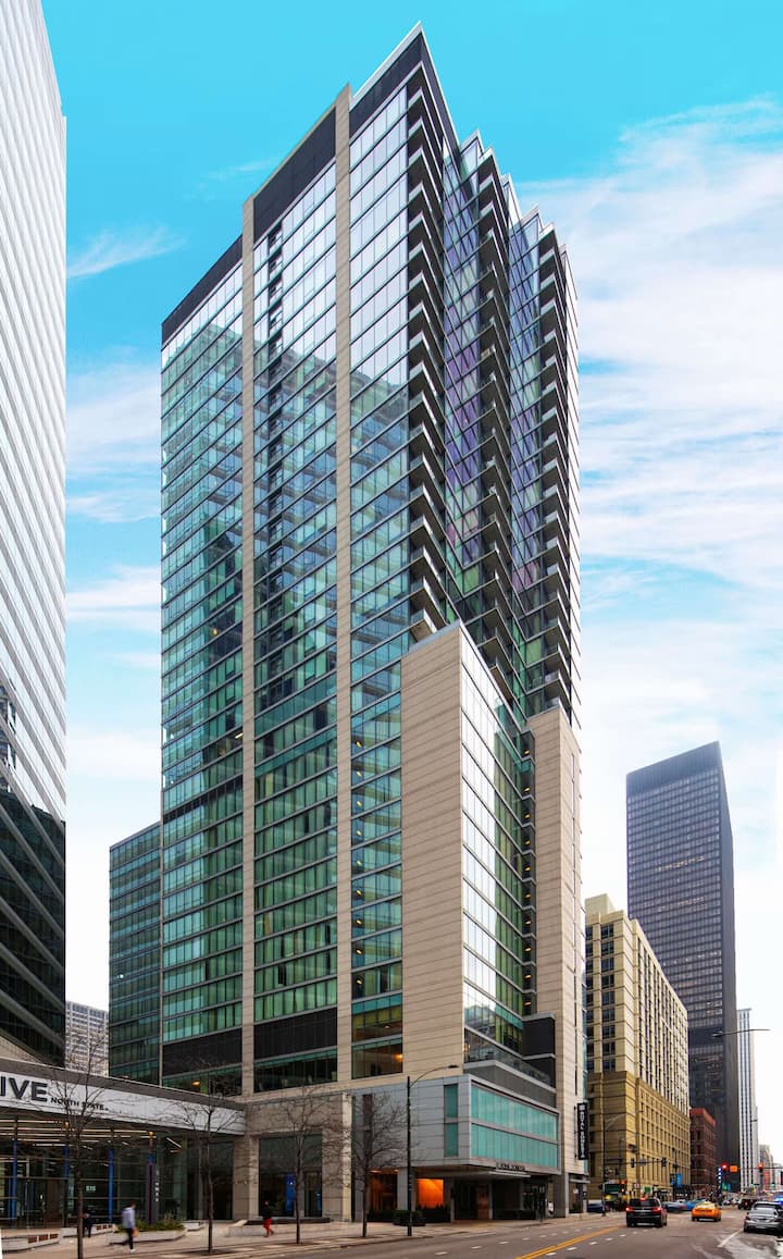 2 Posh Units In River North! Pet-friendly, Pool! - Chicago, IL