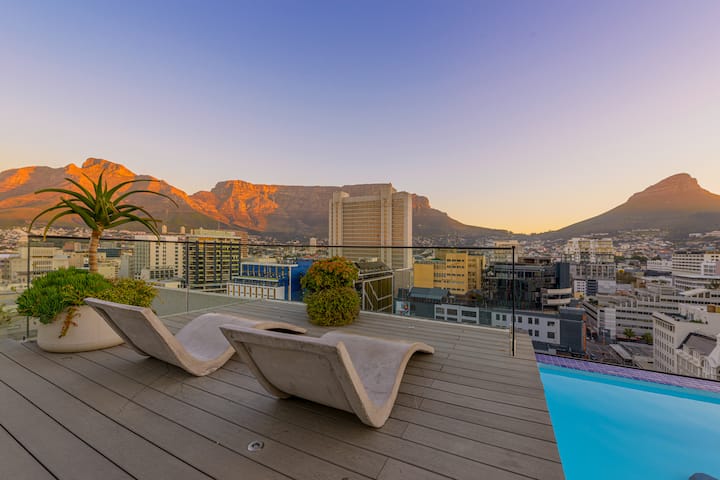 Skyline Escape | Pool & Mountain Views - Camps Bay