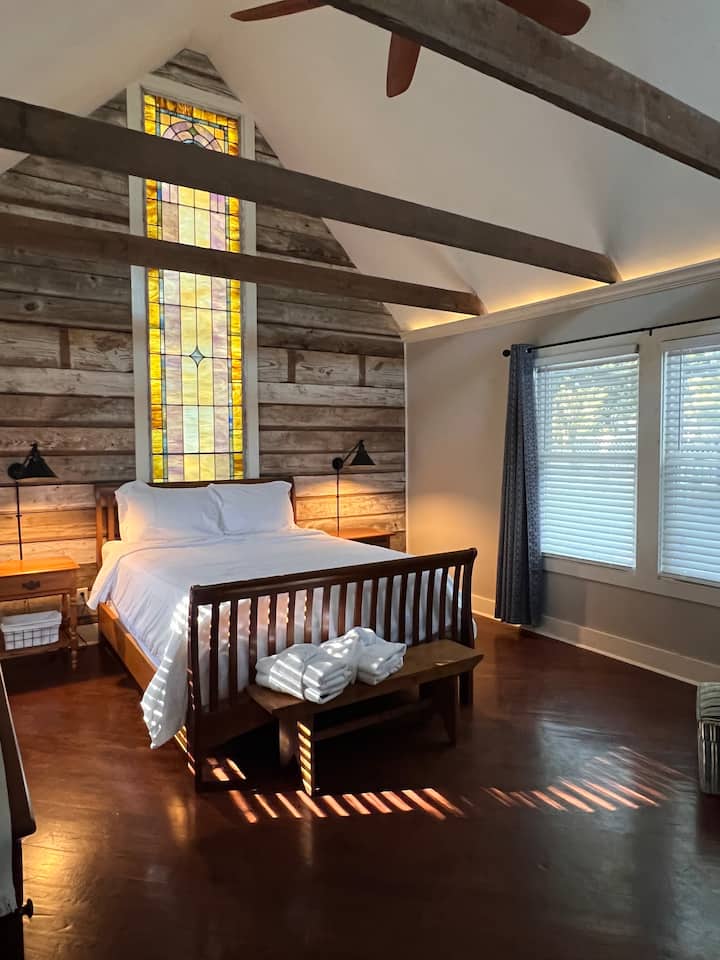 Charming Cathedral Suite - Charleston, SC