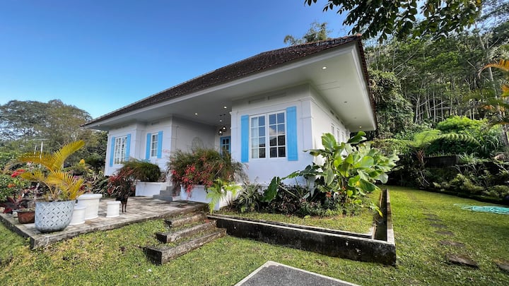 Comfy Villa And Rustic Wooden Cabin In Bedugul - Munduk